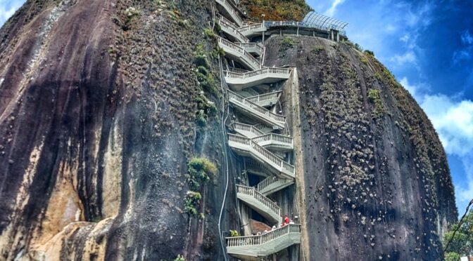 Piedra del Peñol - Big rock with stairs and lots of people